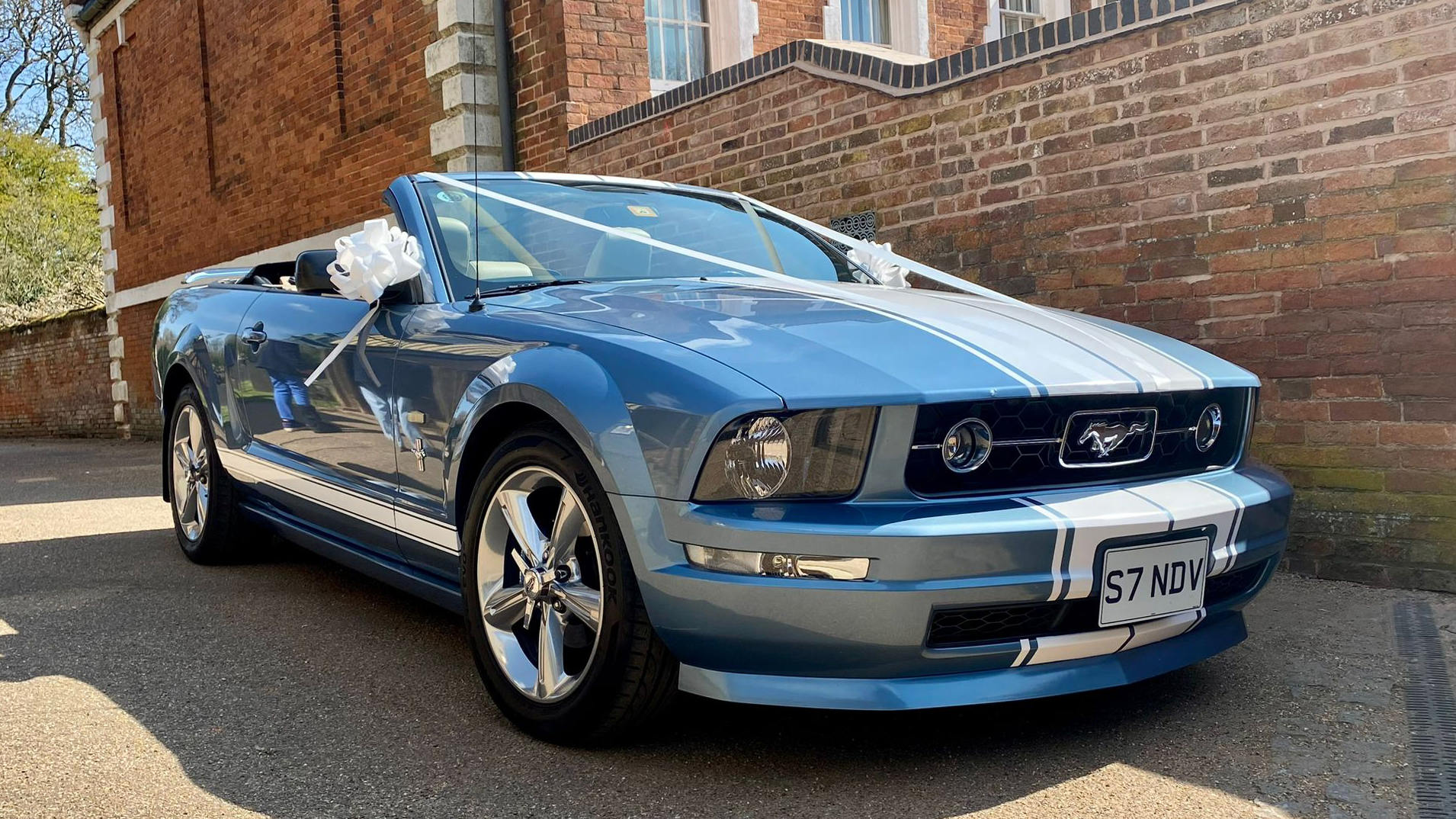 White Modern Ford Mustang GT 4.6L for wedding hire