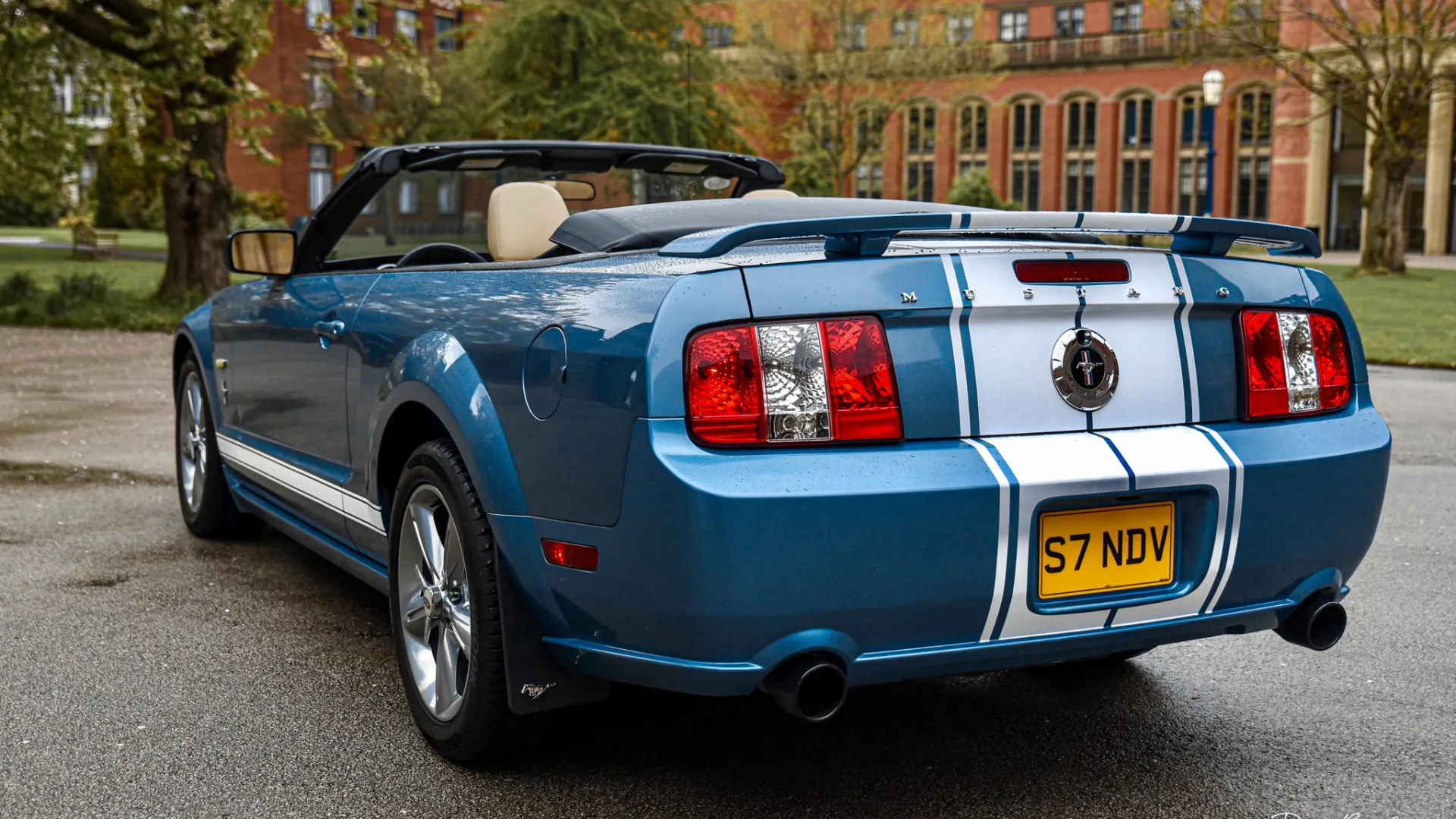 Ford Mustang 4L Convertible for hire in Midlands