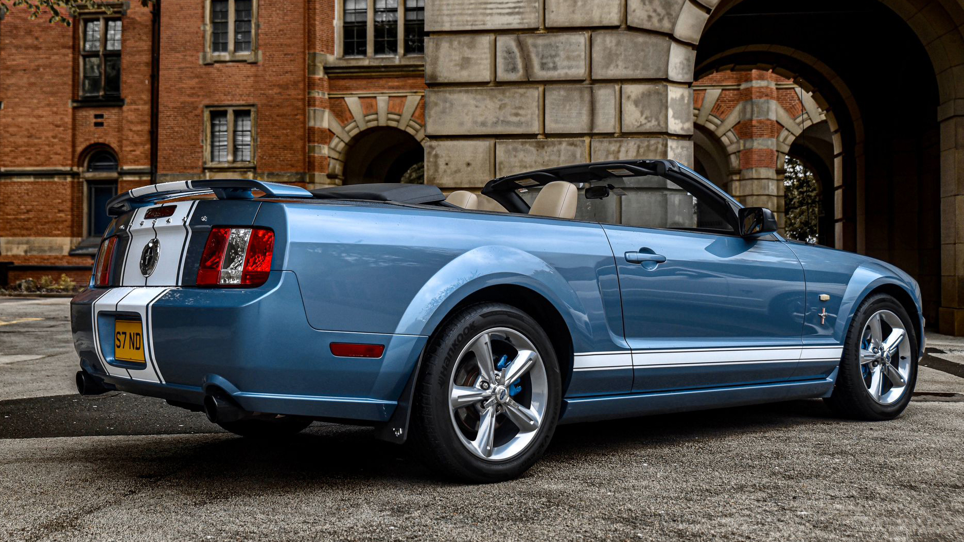 Ford Mustang 4L Convertible for hire in Midlands
