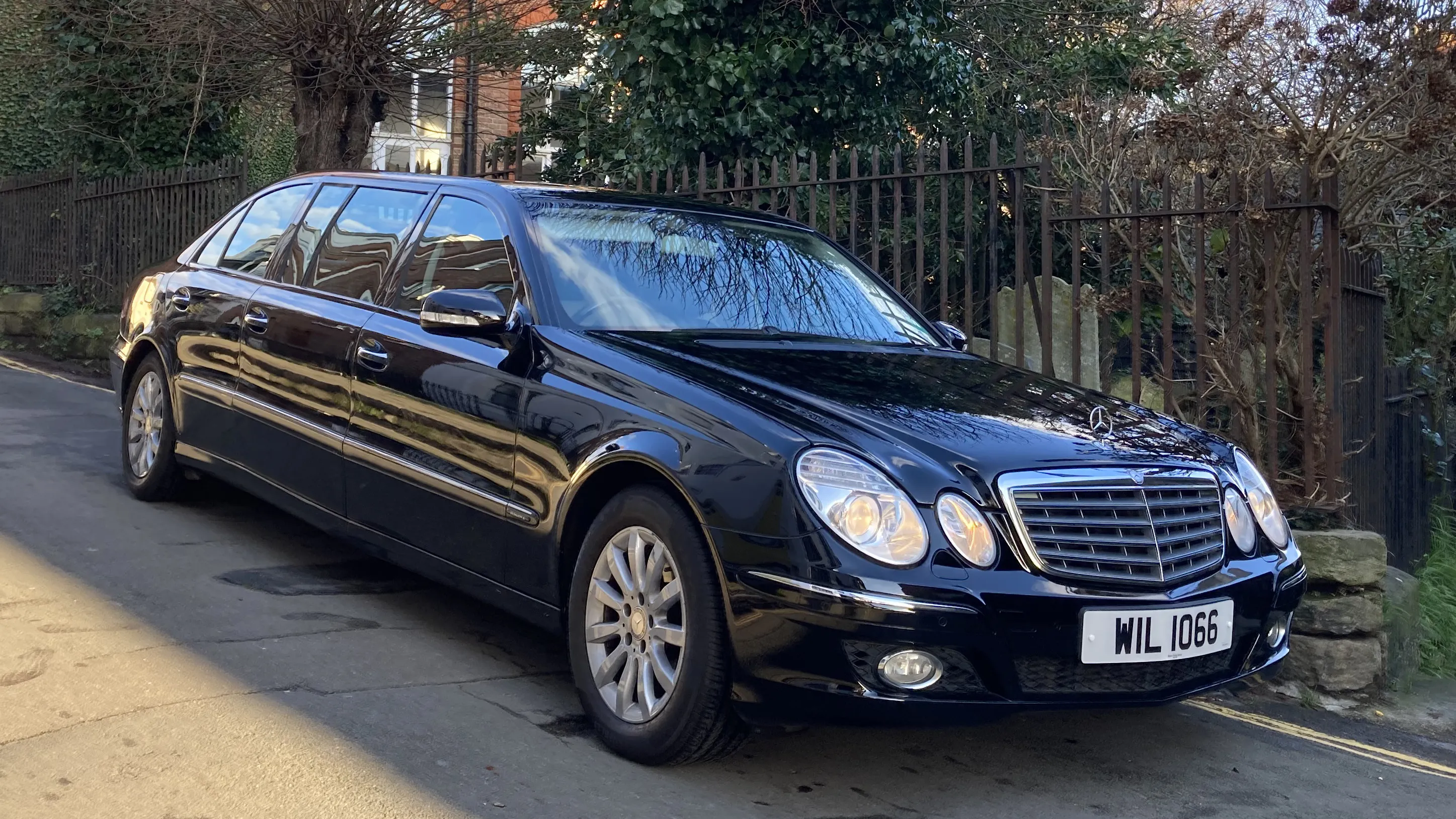 Modern 7-seat Mercedes Stretched Limousine for Hire Sussex