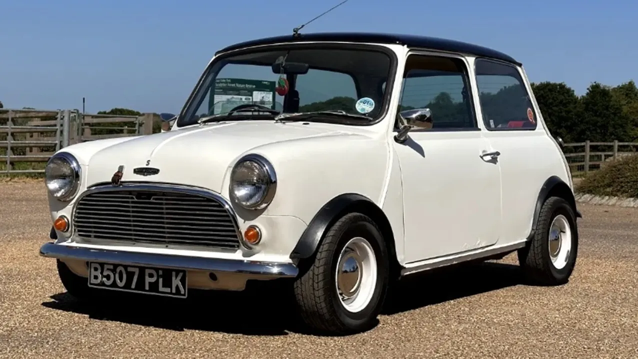 Chauffeur-driven Classic Austin Mini Cooper for wedding hire